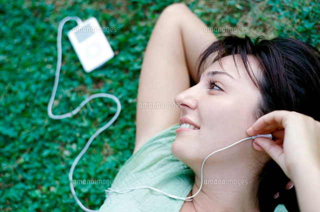 Woman and iPod[01808022277]の写真素材・イラスト素材｜アマナイメージズ