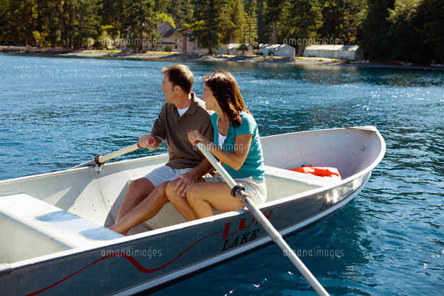 Adult couple in rowboat on lake[20015013545]の写真素材・イラスト素材｜アマナイメージズ