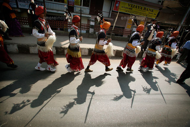 Khasi Tribe dancers shadows on road[20023002668]の写真素材・イラスト素材｜アマナイメージズ