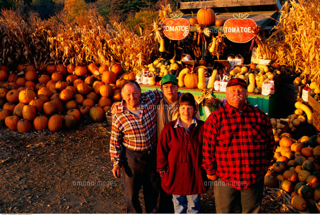 Portrait of Family at Farm Stand In Autumn Stratham[20025063608]の写真素材 ...