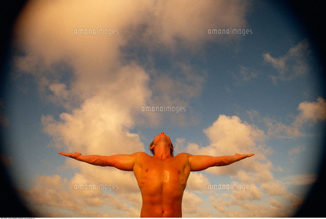 Man With Open Arms[20025080462]の写真素材・イラスト素材｜アマナイメージズ
