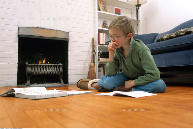 Boy doing Homework in Living Room[20025126659]の写真素材・イラスト素材｜アマナイメージズ
