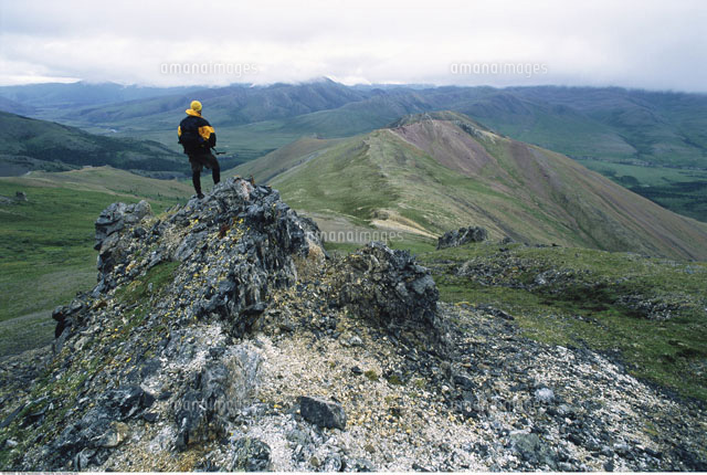 Man Looking Out Over Valley[20025178831]の写真素材・イラスト素材｜アマナイメージズ