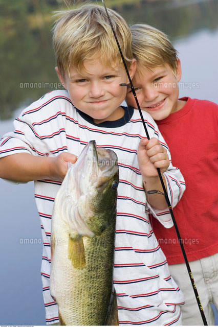 Two Brothers With A Big Fish[20025184282]の写真素材・イラスト素材｜アマナイメージズ