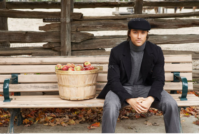 Portrait of Man on Park Bench[20025186791]の写真素材・イラスト素材｜アマナイメージズ