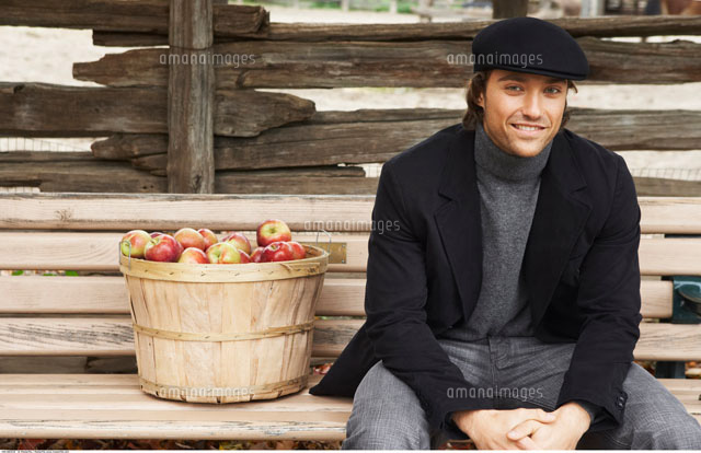 Portrait of Man on Park Bench[20025186792]の写真素材・イラスト素材｜アマナイメージズ