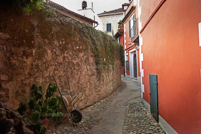 Lane Between Houses[20025219763]の写真素材・イラスト素材｜アマナイメージズ