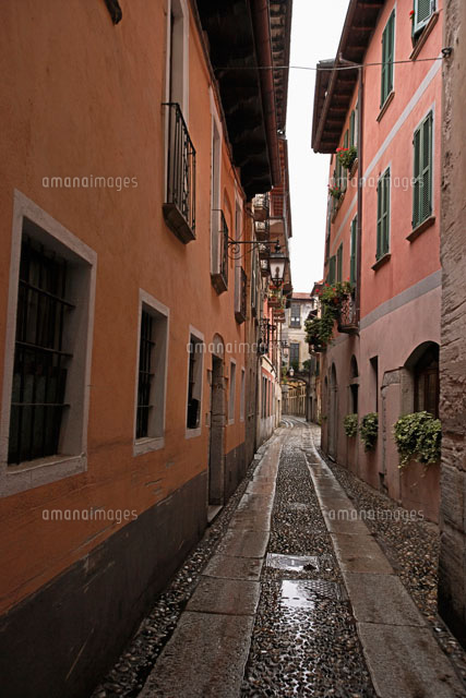 Lane Between Houses[20025219774]の写真素材・イラスト素材｜アマナイメージズ