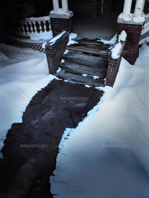 Front Steps and Porch of Run Down House[20025251392]の写真素材・イラスト素材｜アマナイメージズ