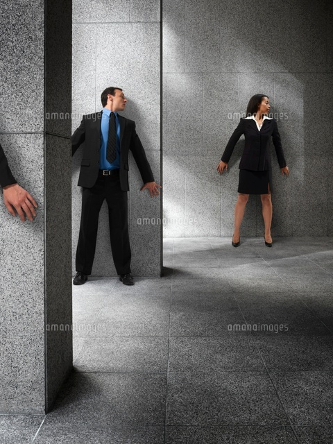 Business People Hiding from Each Other[20025305877]の写真素材・イラスト素材｜アマナイメージズ