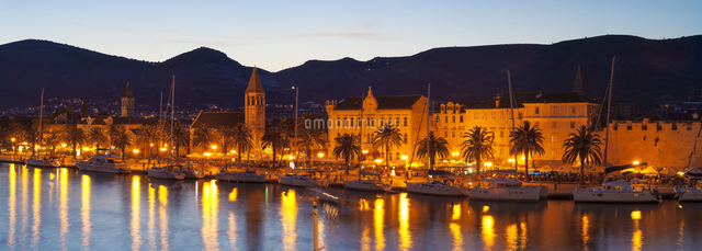 Trogir's historic Stari Grad (Old Town) defensive walls and harbour ...