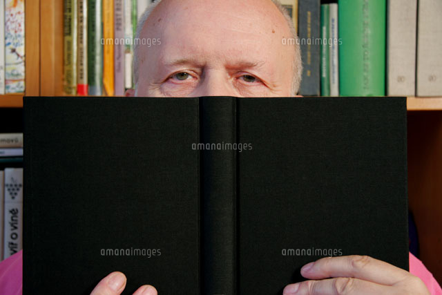 Man behind a book[20038002252]の写真素材・イラスト素材｜アマナイメージズ