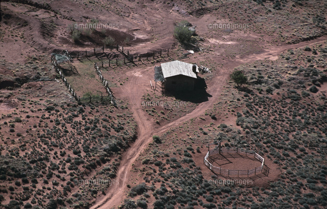 Ranch in Utah from above[20038010066]の写真素材・イラスト素材｜アマナイメージズ