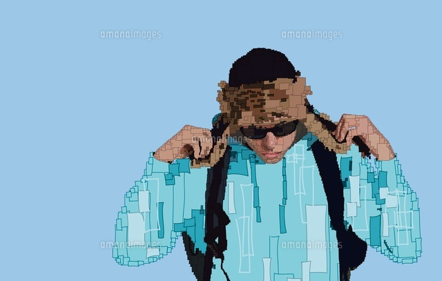 Young man wearing fur hat and backpack[20039002675]の写真素材・イラスト素材｜アマナイメージズ