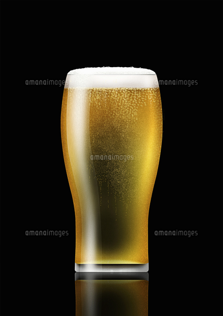 Glass of lager beer on black background[20039007238]の写真素材・イラスト素材｜アマナイメージズ