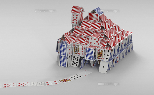 Detached house of cards[20039011741]の写真素材・イラスト素材｜アマナイメージズ