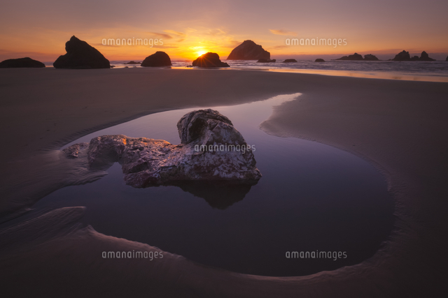Face Rock Sunset[20050000237]の写真素材・イラスト素材｜アマナイメージズ