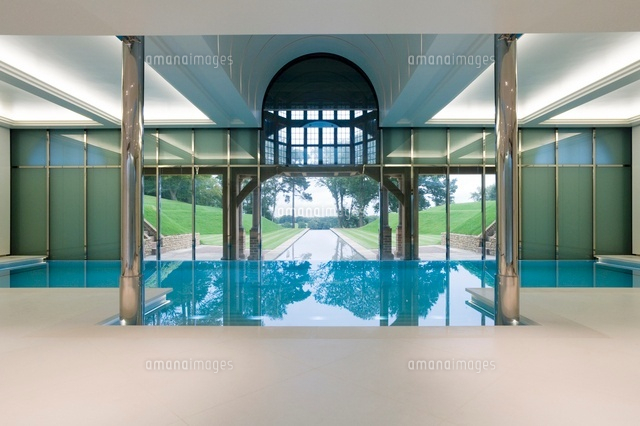 Indoor infinity pool with view of garden and rill[20054001065]の写真素材 ...