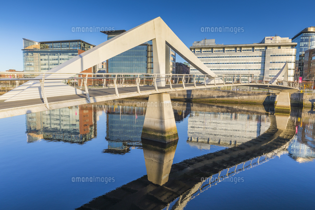 Tradeston Bridge (Squiggly Bridge), footbridge reflecting over the ...