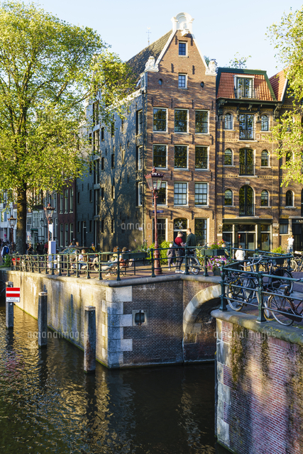 Golden hour light on old gabled buildings, Brouwersgracht, canal ...