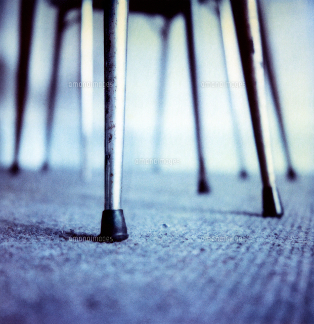 Chair legs, blue carpet[20071000623]の写真素材・イラスト素材｜アマナイメージズ