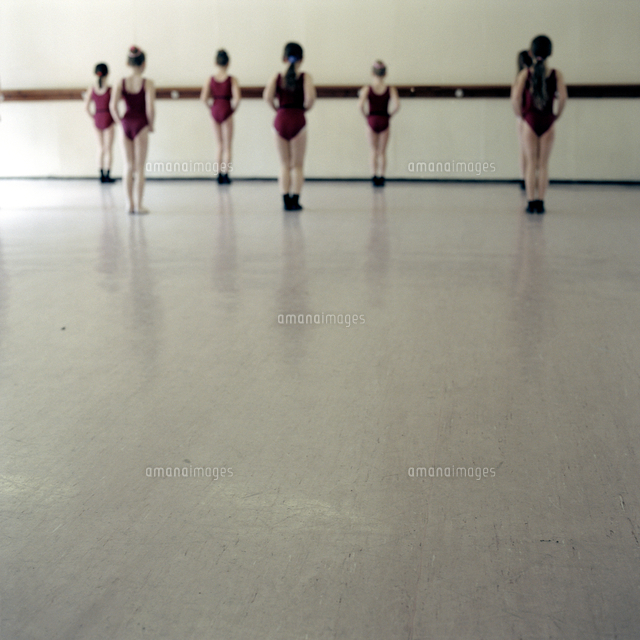 Dancers at back of room[20071002136]の写真素材・イラスト素材｜アマナイメージズ