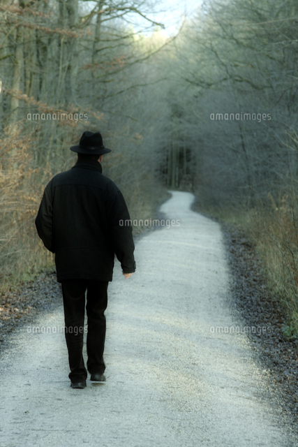 Man walking along path[20071003050]の写真素材・イラスト素材｜アマナイメージズ