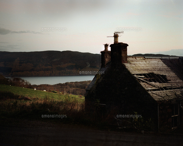 Ruined shack by loch[20071003481]の写真素材・イラスト素材｜アマナイメージズ