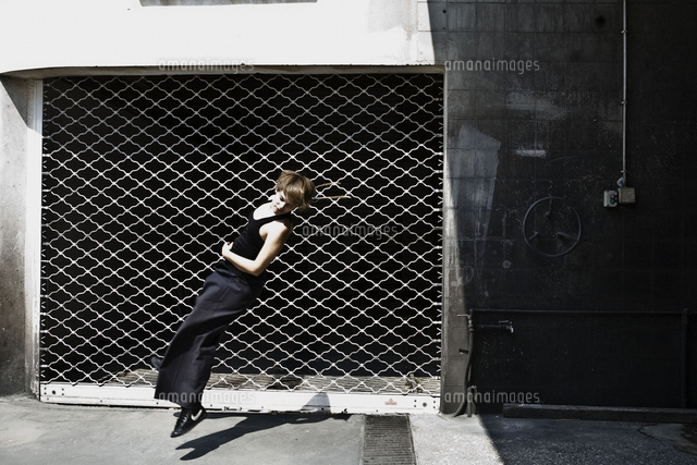 Dancer falling by garage[20071004915]の写真素材・イラスト素材｜アマナイメージズ