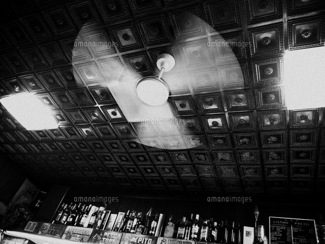 Bar ceiling fan[20071007250]の写真素材・イラスト素材｜アマナイメージズ