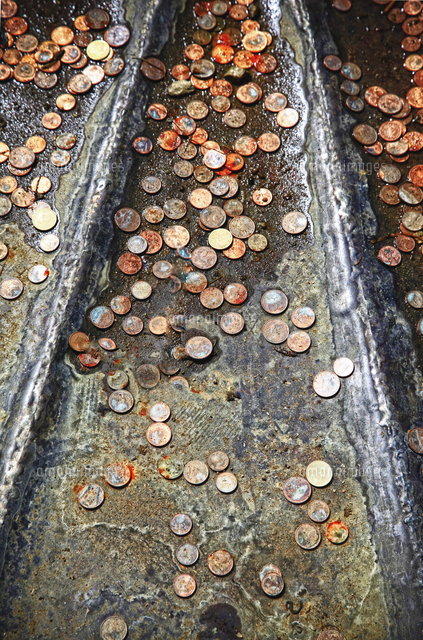 Rusty coins on zinc roof[20071010688]の写真素材・イラスト素材｜アマナイメージズ