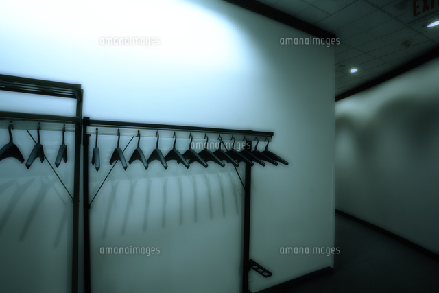 Empty coat rack[20071012102]の写真素材・イラスト素材｜アマナイメージズ