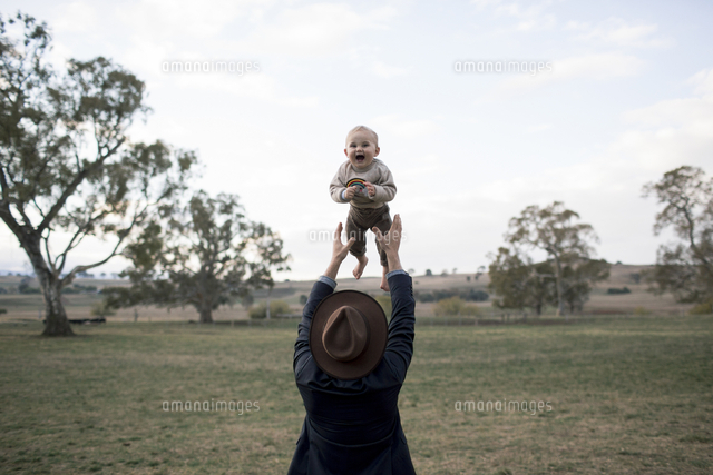 Man catching child[20071013664]の写真素材・イラスト素材｜アマナイメージズ