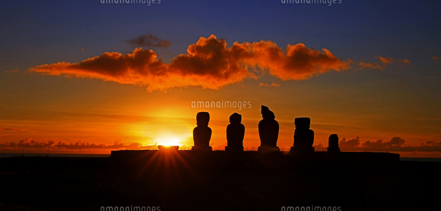 sunset behind moais[20074000793]の写真素材・イラスト素材｜アマナイメージズ