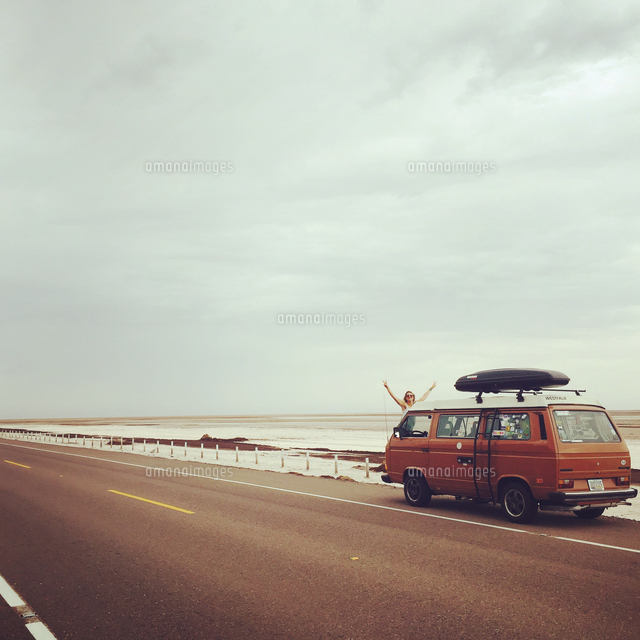 Workaholic Van Life ワンボックスカーの休暇[20079002894]の写真素材・イラスト素材｜アマナイメージズ