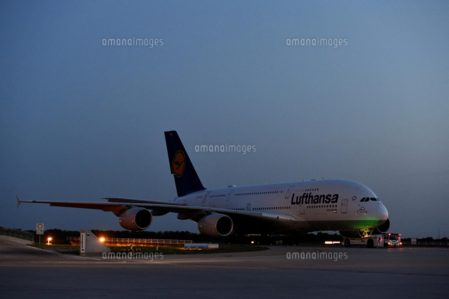 Lufthansa, Airbus, A380-800 with Push Back Truck at night[20080005112]の ...