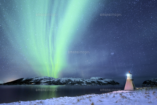 Aurora over fjord with lighthouse in winter, Tromso[20080008584]の写真素材 ...