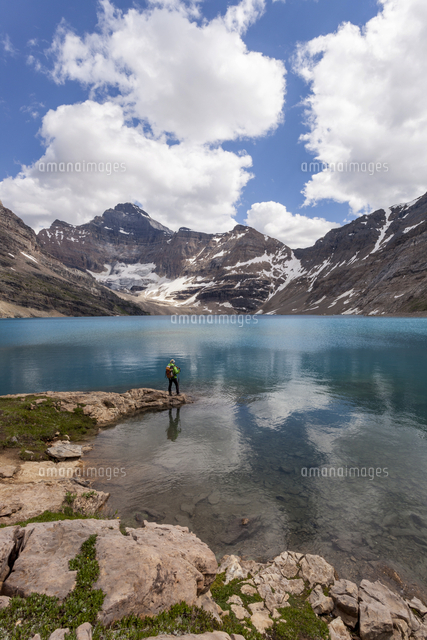 Hiker at Lake McArthur, Yoho National Park, British[20080018518]の写真素材 ...