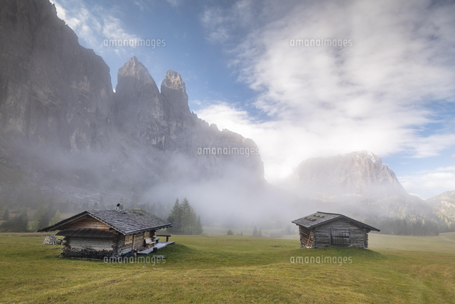 Hut at Gr?dner Joch, in a foggy mood, Langkofel at the[20080026059]の写真素材・イラスト素材｜アマナイメージズ