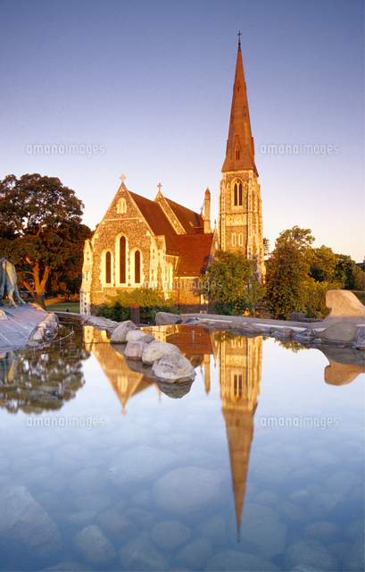 View of St Alban's church and Gefion Springvandet in Copenhagen ...