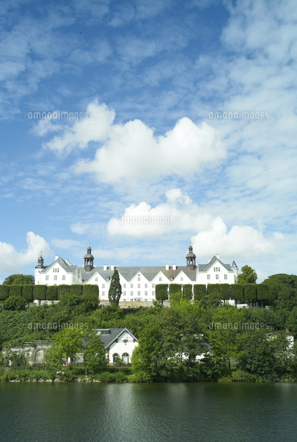 View of Plon Castle with water and cloudy sky, Germany[20085004977]の写真 ...
