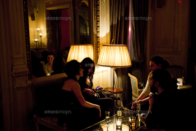 Women relaxing in Le Carmen at night in Paris, France[20085008728]の写真素材 ...