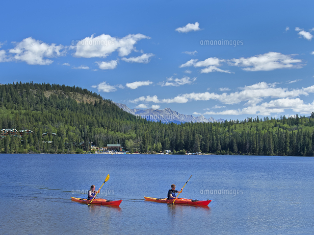 People in boats using kayaking at Pyramid Lake, Jasper National Park ...