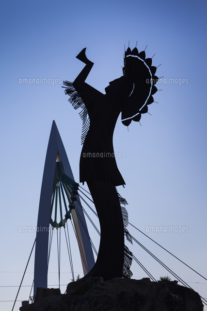 USA, Kansas, Wichita, Keeper of the Plains statue and footbridge on the ...