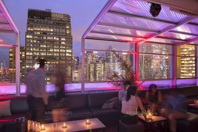 USA, East Coast, New York, Manhattan,Sky Room, Rooftop bar at Fairfield ...
