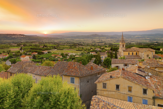 France, Provence, Vaucluse, Bonnieux, Hilltop village at sunset ...