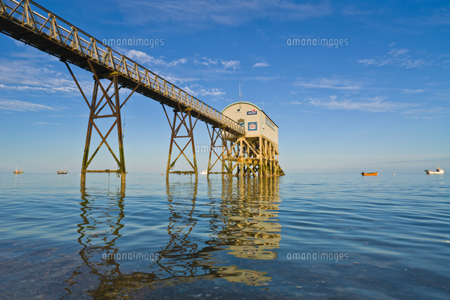 Selsey Lifeboat station seen from the beach.[20089002690]の写真素材・イラスト素材 ...
