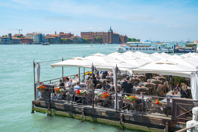 Diners on floating pontoon restaurant in Venice.[20089006531]の写真素材・イラスト ...