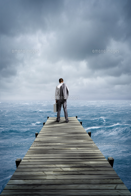 Young man raising cap of manhole[20090002189]の写真素材・イラスト素材｜アマナイメージズ