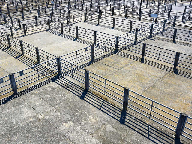 Empty sheep pens[20093002310]の写真素材・イラスト素材｜アマナイメージズ